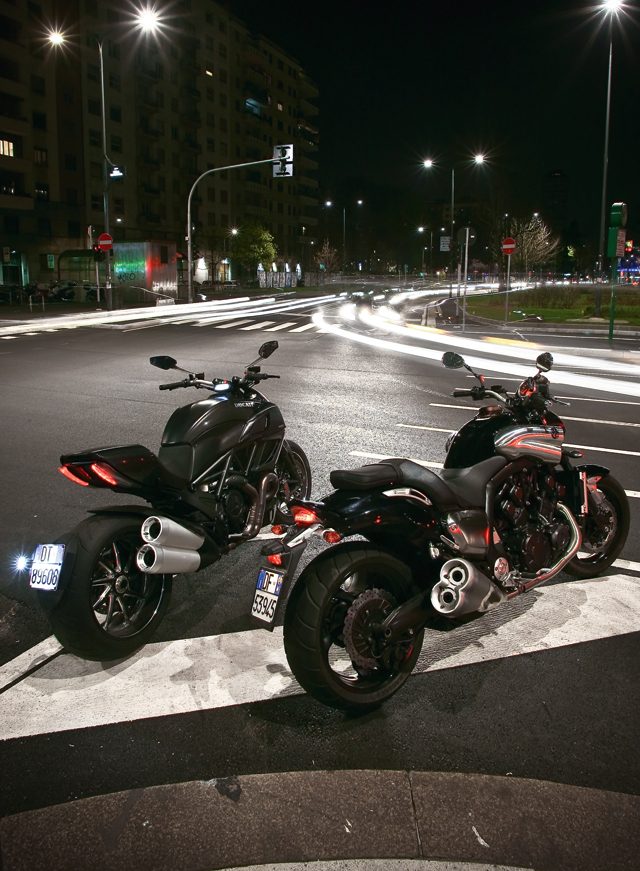 Ducati Diavel Carbon vs Yamaha Vmax | Moc w kroku | Świat Motocykli