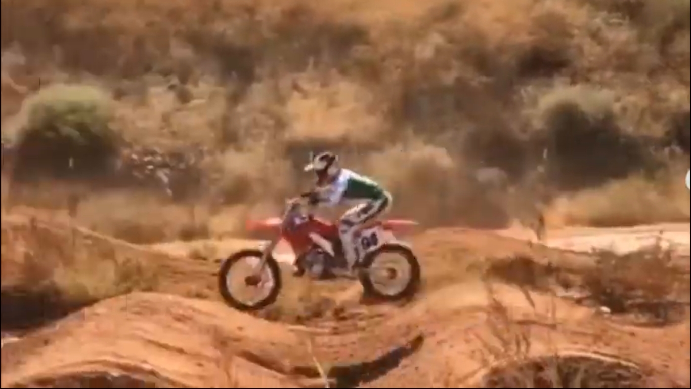 Ken Roczen upala fabryczną Hondę CR 250 w dwusuwie! | Świat Motocykli