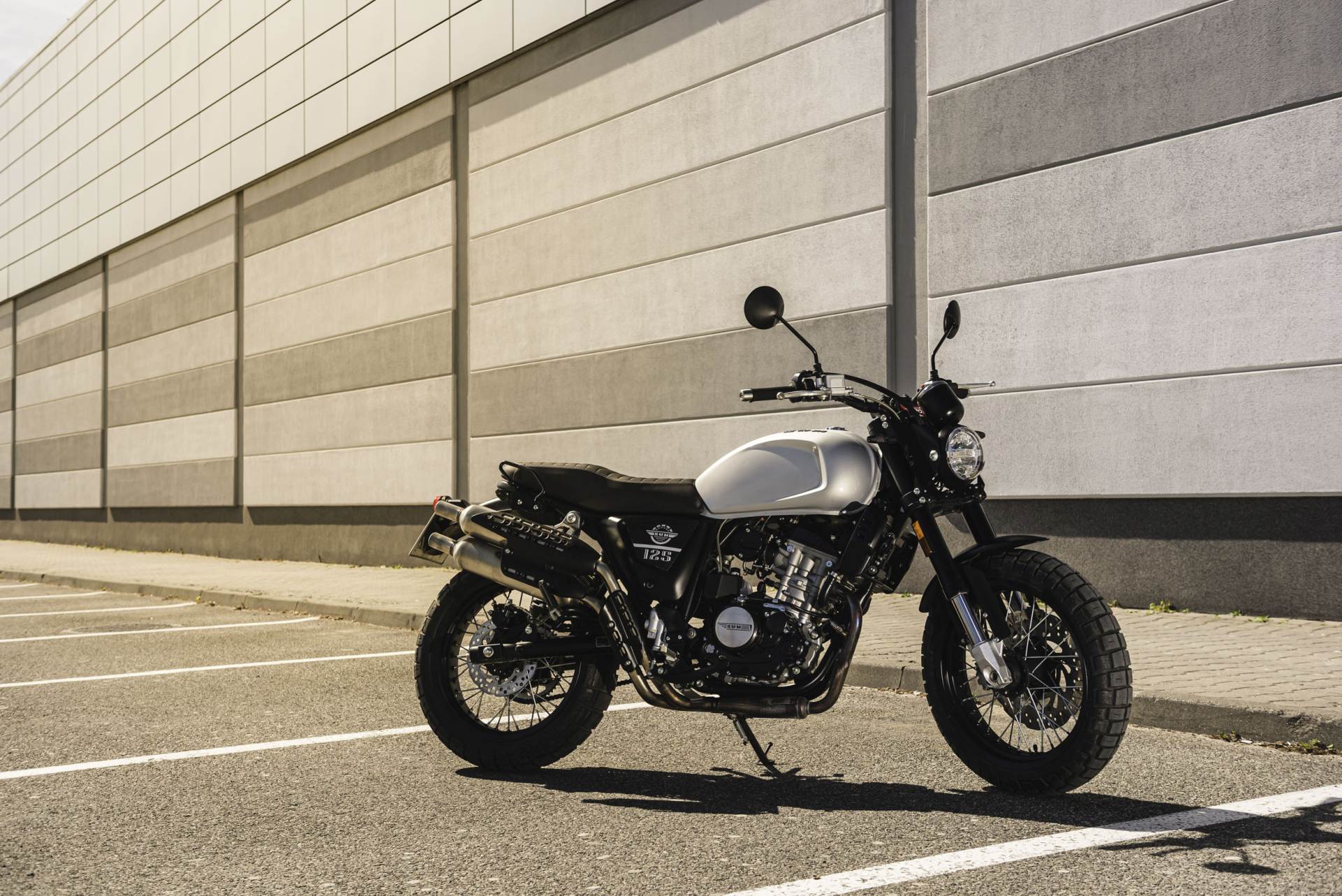 SWM Outlaw Gran Milano 125. Kawał dobrej roboty! | Świat Motocykli