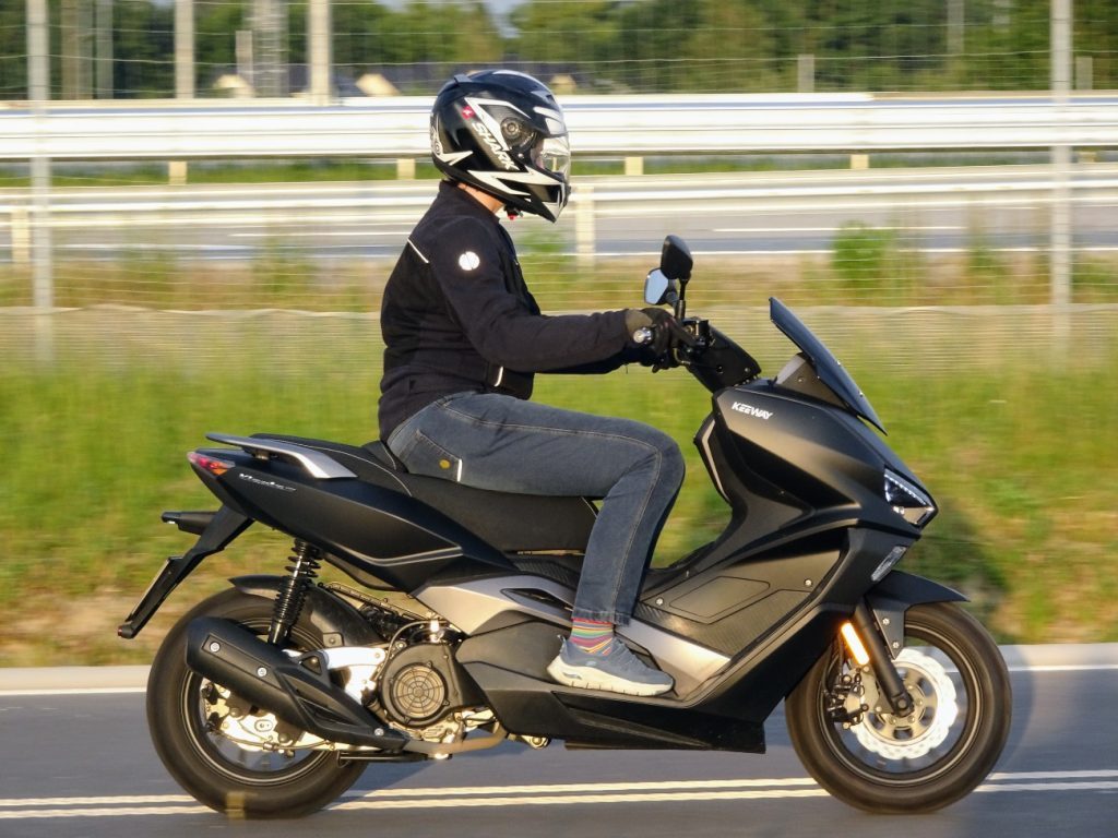 Jazda na skuterze 125 ccm. Jak zacząć? (poradnik) | Świat Motocykli