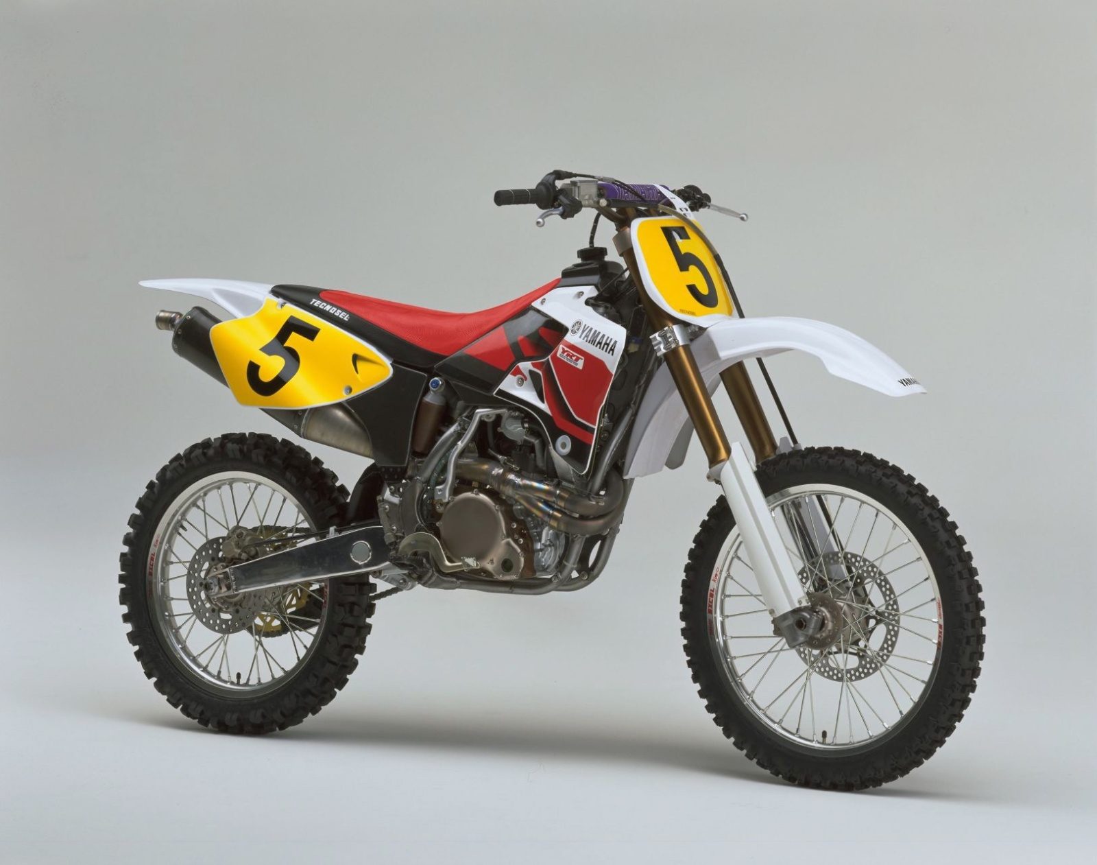 Motolegendy | Yamaha YZM400F: Cztery suwy rewolucji | Świat Motocykli