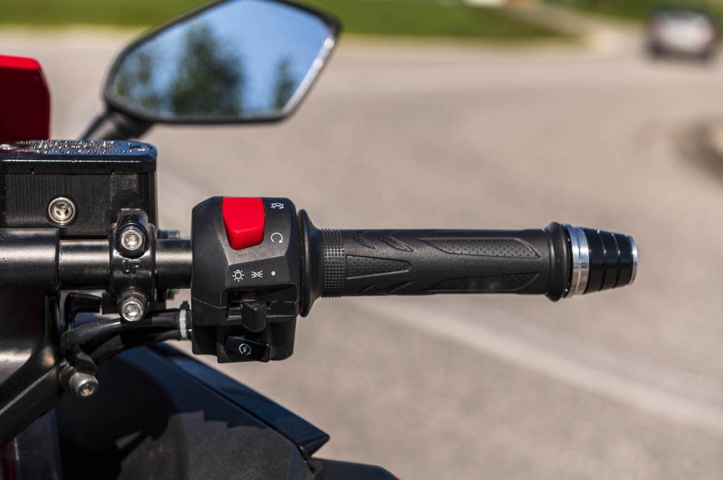 Barton Blade-R 125. Groźny! | Świat Motocykli