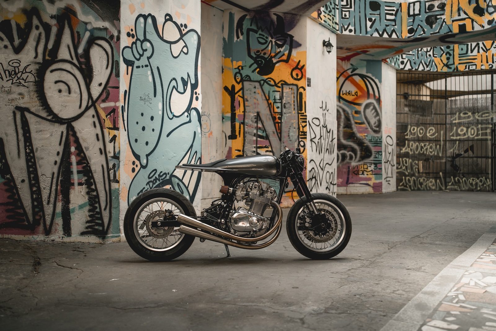 Suzuki GR 650 – Bartosz Błachiewicz. Sztuka odejmowania | Świat Motocykli