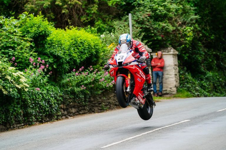Dean Harrison wygrywa Superbike TT | Świat Motocykli
